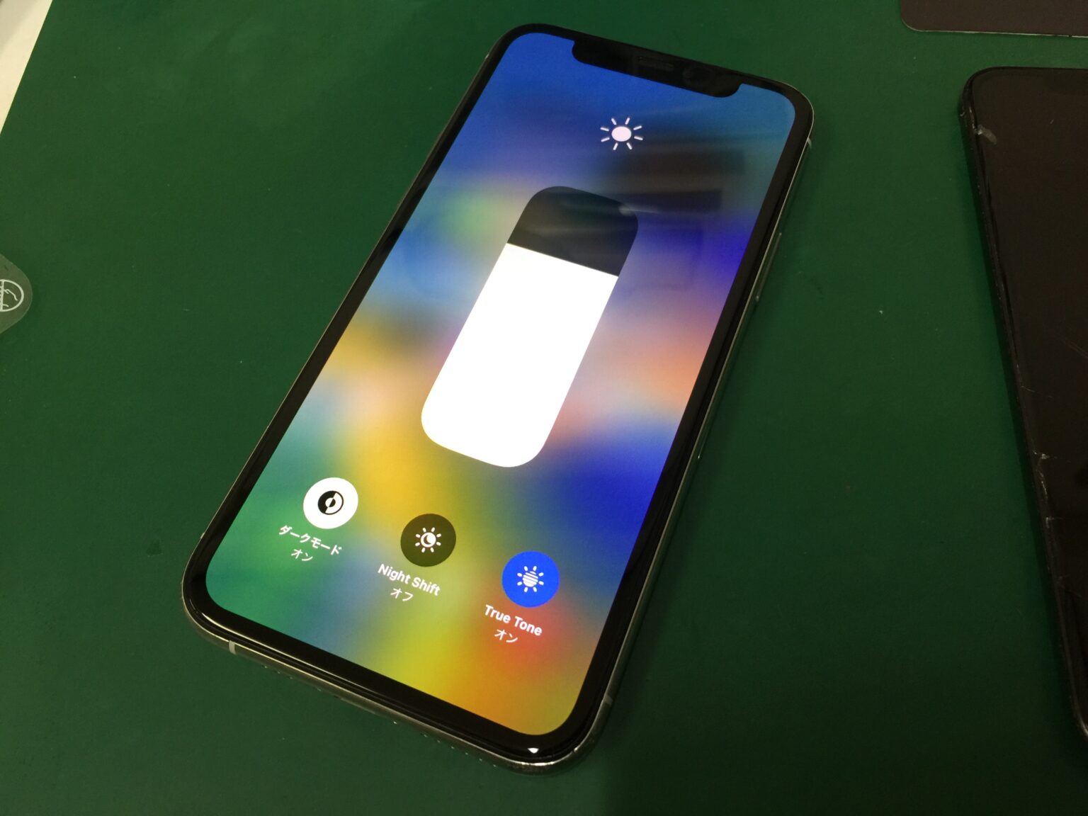【iPhone11PRO画面交換】画面ひび割れと表示不良の11Proの有機ELディスプレイ交換 | フリースタイルリペア